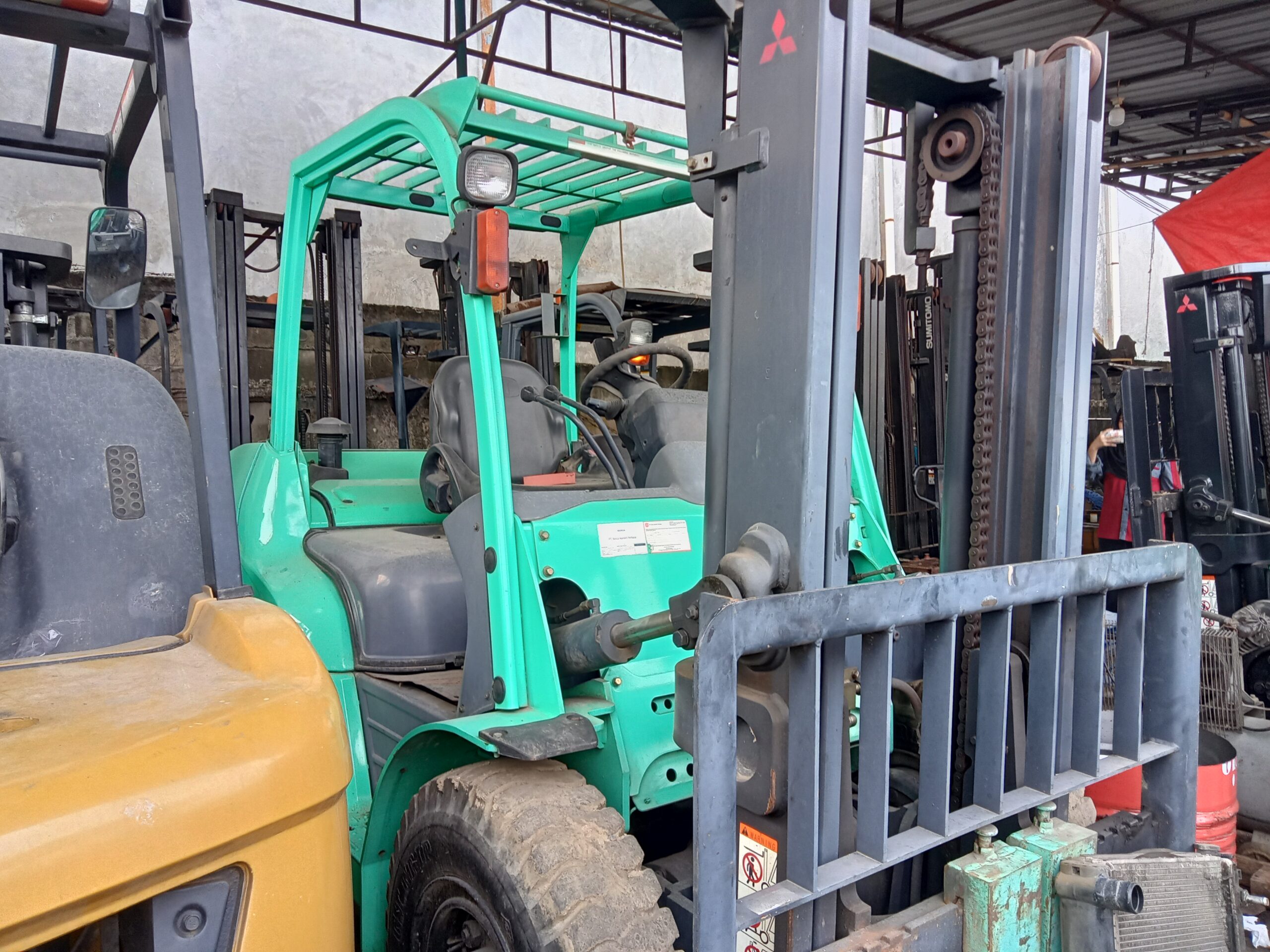 Tips Setting Lantai Gudang agar Aman untuk Forklift - Sewa Forklift ...